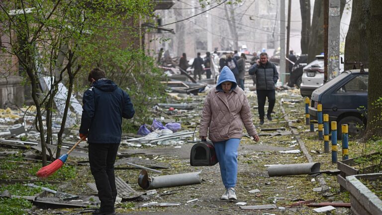Bei russischen Angriffen werden in der gesamten Ukraine mindestens ...